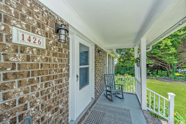 10 Mins To Sullivan's Island W/fenced Backyard, Cozy Mt. P Ranch - Folly Beach, SC
