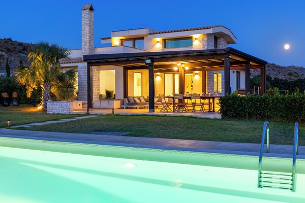 Villa Erakle  Luxury Coastal Escape With Pool, Gym & Sensory Garden - Ribera