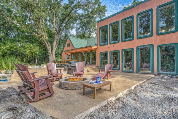 17-acre Private Oasis Estate With, An Indoor Pool, And Private Lake, Sleeps 16 - Brookfield, WI