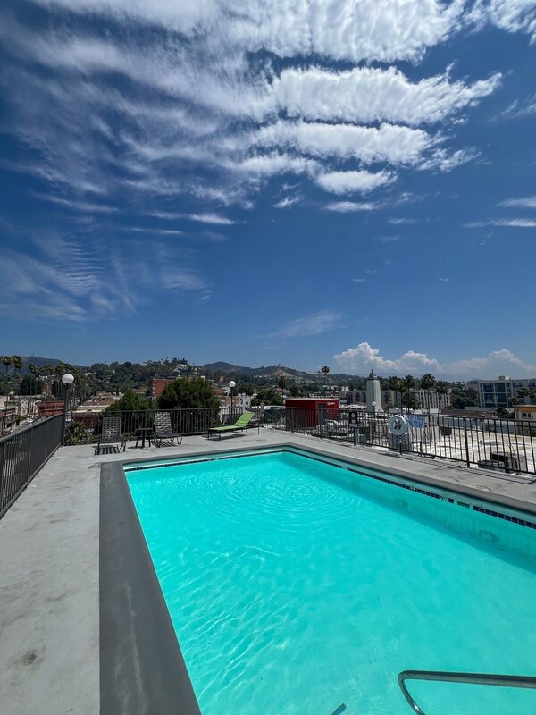 Oasis 2 Br View Of Hollywood Sign, W/d, & Parking - Burbank, CA
