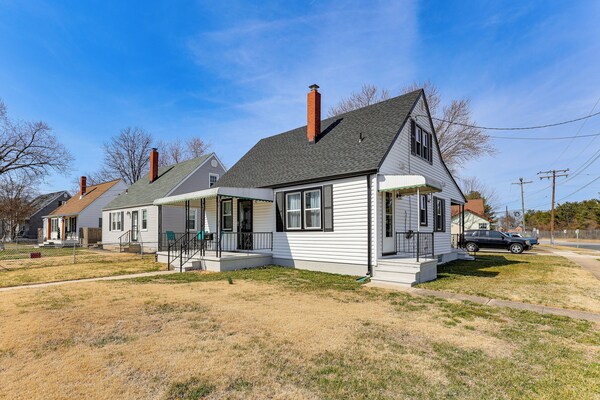 13 Mi To Downtown Baltimore: Quiet Home W/ Porch - Essex, MD