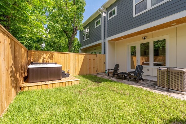 Houston's Very Best! Centrally Located Modern Home W/ Hot Tub - 5beds/4baths - South Houston, TX
