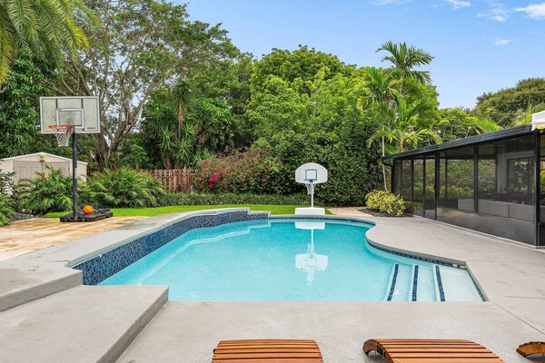 Hot Tubsalt Poolpng Png5 Min To Atlavtrampline - Delray Beach, FL