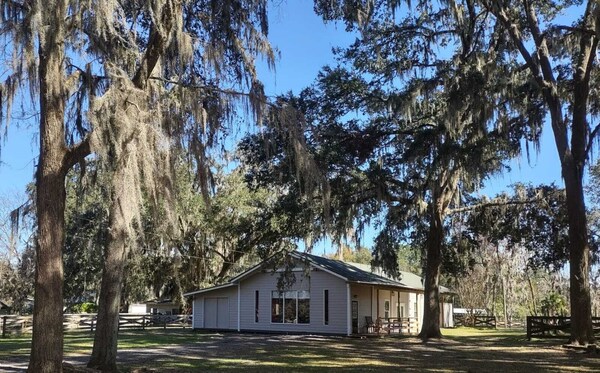 Idyllic Barndominium Loft Style Experience - Ocala, FL