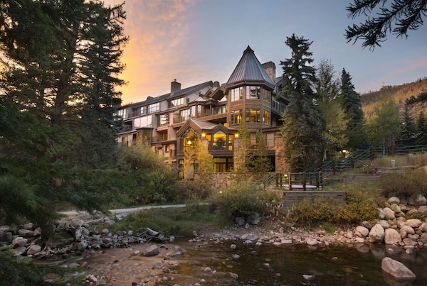 Powder Hound | Cali King At Gravity Haus Vail, Outdoor Spa Tub, Parking - Vail, CO