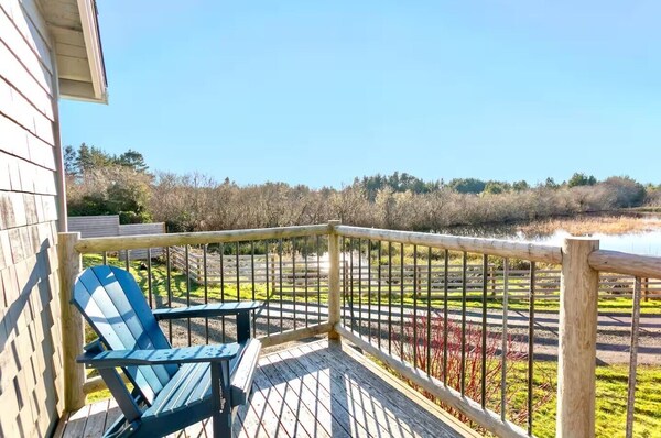Cottage With Sun Deck | Private Deck | Hot Tub - Grayland Beach State Park, Grayland