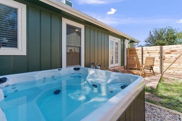 Round Rock Retreat: Near Downtown Rr Kalahari Lodge Card Club Hot Tub Game Room - Austin, TX
