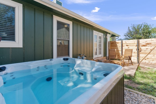 Round Rock Retreat: Near Downtown Rr Kalahari Lodge Card Club Hot Tub Game Room - Austin, TX