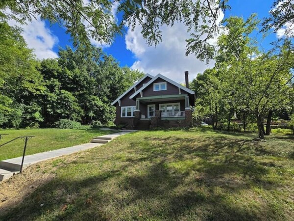Remodeled Bungalow With 1st Flr Bedrooms! - Cleveland, OH