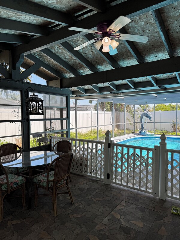 Dog-friendly Tropical Getaway With A Covered Pool -Nearby Beaches! - New Port Richey, FL