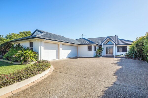 Spacious Canal Home With Pontoon! - Bribie Island