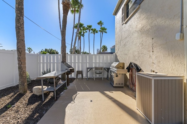 Charming 1br/1.5ba Condo Steps From Madeira Beach - Madeira Beach, FL
