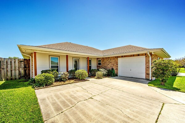 Key To Comfort\nspacious 3-bedroom Getaway In The Heart Of Houma! - Houma, LA