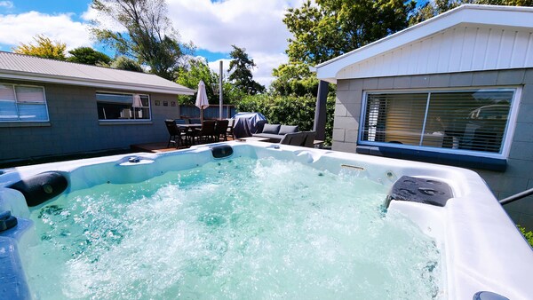 Spacious 5br 2ba 2lr Plus Sleepout Family Home - South Island