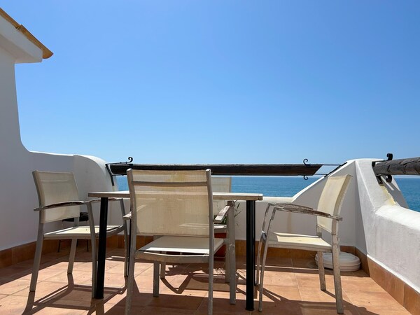 2-bedroom Seafront Escape W/ Parking By Hostem - Vilanova i la Geltrú
