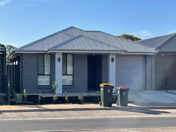 Modern Brand New 4br Family Home Walkable To Shops - Adelaide