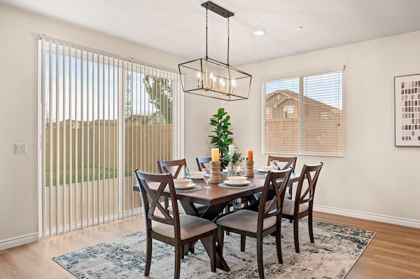 Spacious 5bd/7 Beds/near Airport - Eastvale, CA