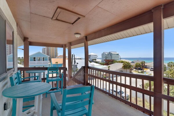 Top-floor Getaway W/ Balcony, Designated Parking, And Complimentary Activities! - Panama City, FL