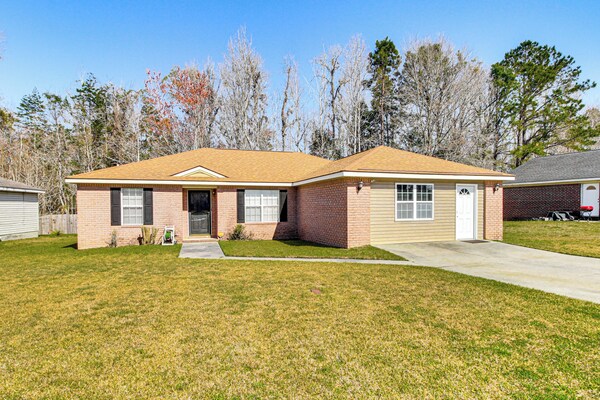 3 Mi To Hunter Army Airfield: Home W/ Serene Deck - Pooler, GA
