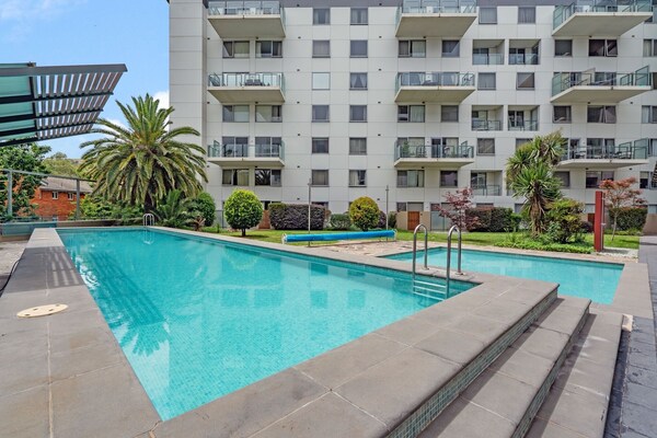 Stylish 1-bed Apartment With Balcony & Pool Access - Canberra