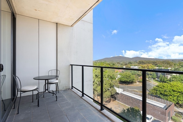 Chic 1-bed Apartment Near Canberras Bustling Cbd - Canberra