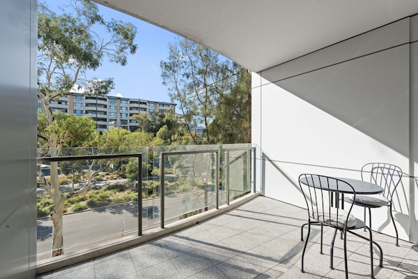 Central Braddon Retreat With Balcony & Pool Access - Canberra