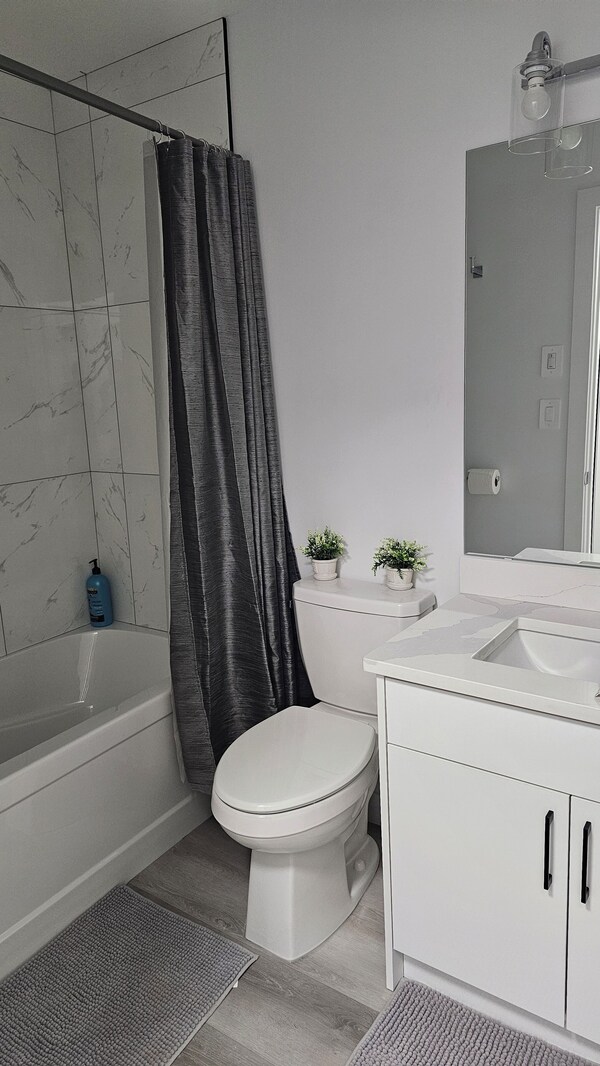 "Discover Dominion's Crib! This Chic And Cozy Space Is Ideal For Travelers. - Saskatoon