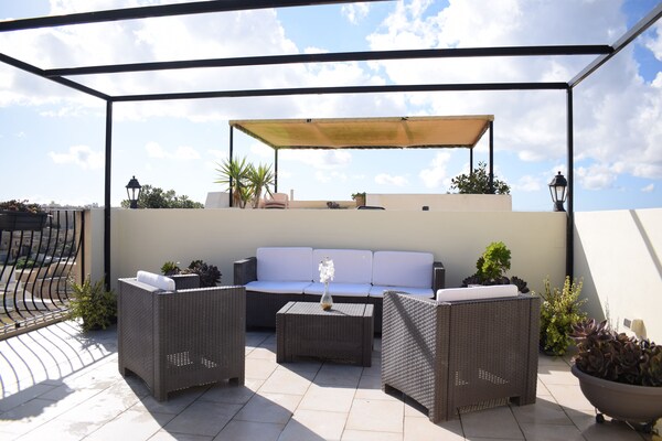 2-bedroom Townhome With Ac And 3 Terraces In Lovely Cospicua - Valletta, Malta