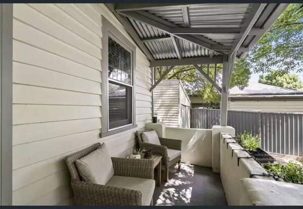 Welcome To Cosy Cottage  Your Peaceful 2-bedroom Home In The Heart Of Ballarat - Ballarat