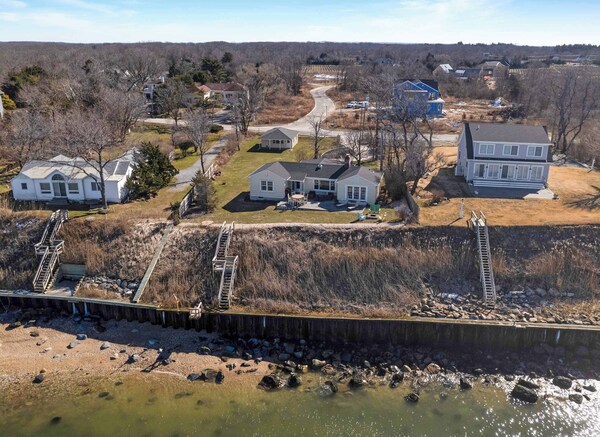 Sea Breeze Paradise: Beachfront & Panoramic Views - Shelter Island, NY