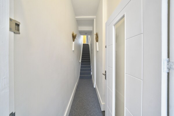 Beautiful Modern 2 Bedroom Flat, Located Near Heathrow Airport! - Hounslow