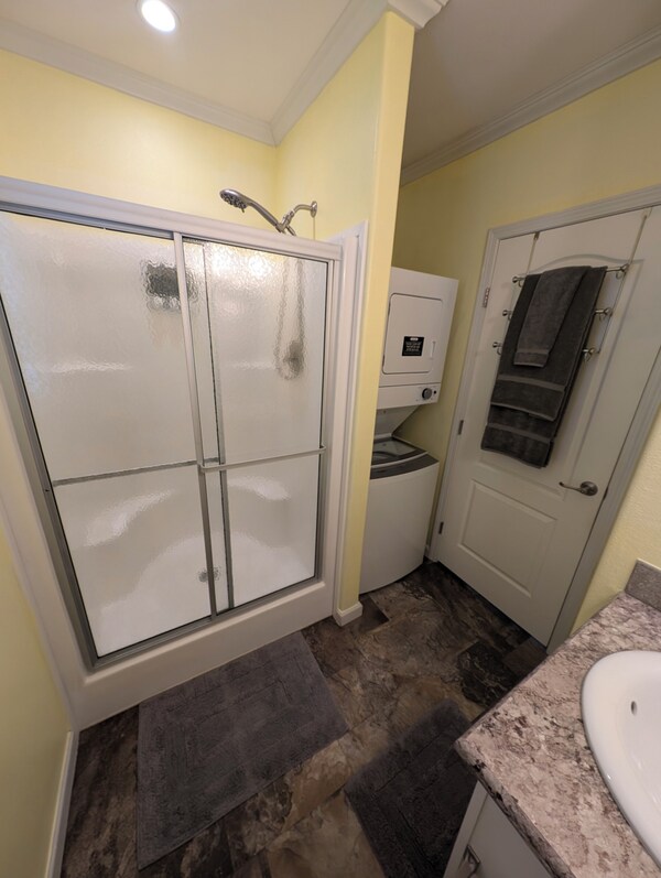 "Limon Lodge" 70" Tv, Central Ac, Wifi ,Private Patio, Free Parking. Quiet... - DeLand, FL