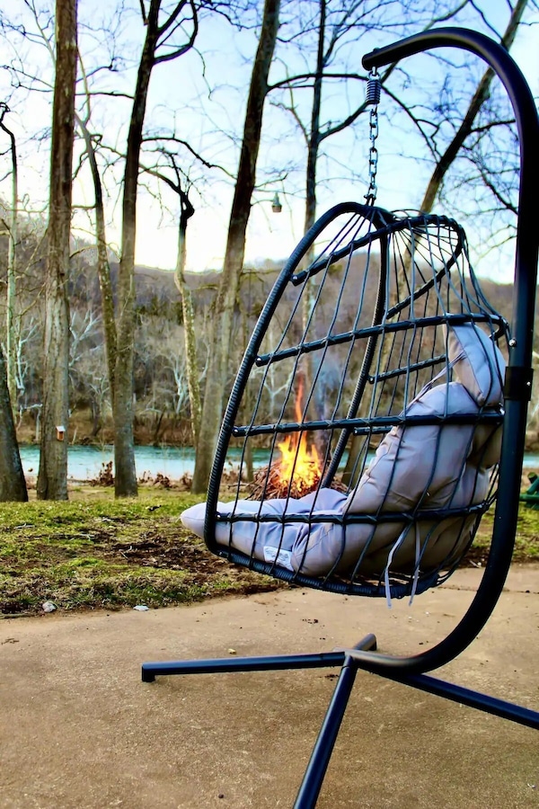 Intimate Riverside Treehouse Cabin Escape: Hot Tub, Mountains & Starlit Nights - Luray, VA