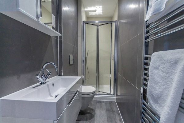 Luxury 1 Bedroom Top Floor Apartment - Plymouth