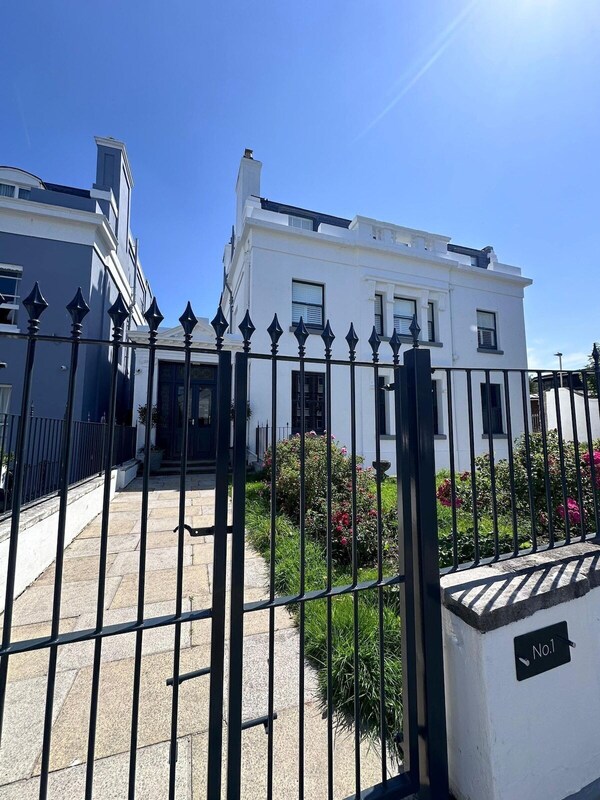 Huge Spacious 8 Bed Luxury Villa - Plymouth