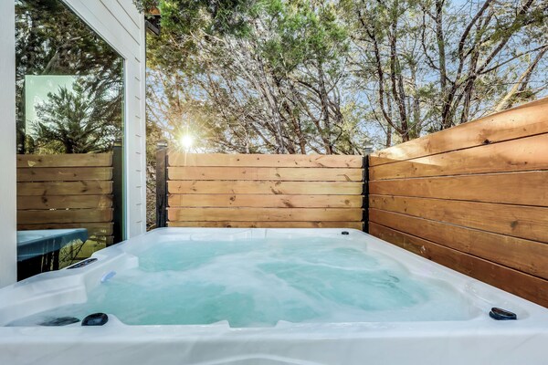 Modern Lake Retreat W/ Hot Tub & Outdoor Living - Lakeway, TX