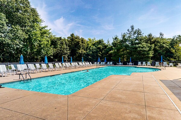 Charming Cottage At Summer Village With Pools, Pickleball, Bocce And Game Room - Maine
