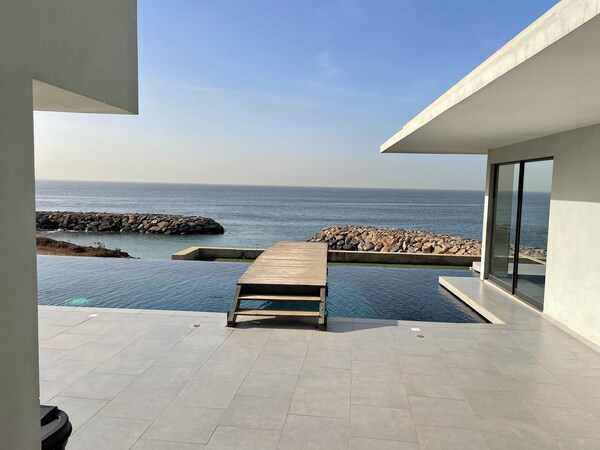 Oceanfront 2-bedroom Townhome With Beach And Pool Access In Fabulous Mermoz - Dakar