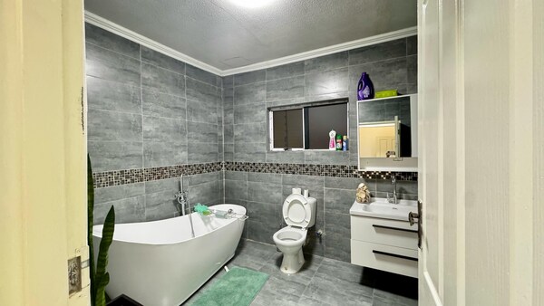 Charming 2-bedroom House With Ac In All The Rooms  In Marvelous Gaborone City - Gaborone