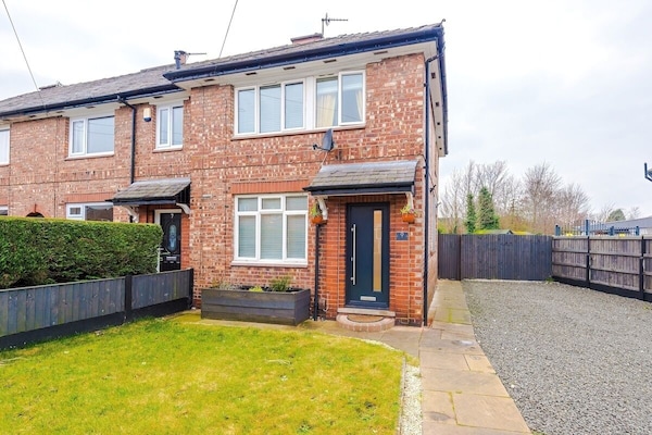Stunning Home, Large Driveway, Sleeps 7 - Warrington