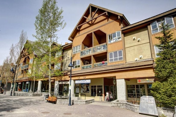 2 Bedroom Whistler's Village Washer Dryer- Sleeps 6- Renovated Modern Finishes - Whistler