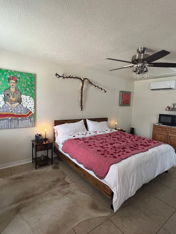 Exquisite 1 Bed/1 Bath Private Luxury Pool Guest House In Fredericksburg, Tx. - Fredericksburg, TX