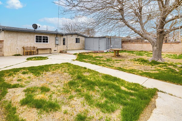 Work, Play & Relax: Home W/ Yard In Lancaster! - ランカスター, CA