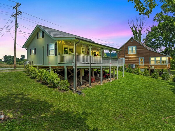 Cozy Riverside Cabin, Hottub, Fire-pit, Fishing, Tubing, Relaxing - Maryville, TN