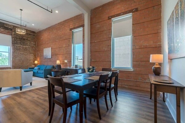 2 Bdrm/2 Bath Corner Penthouse Suite For 6, Steps To The Cruises & The Strand! - Texas City, TX