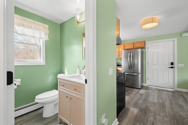 Cozy 2-bedroom Retreat Near Downtown Westerly, Mystic & Casino Adventures! - Westerly, RI