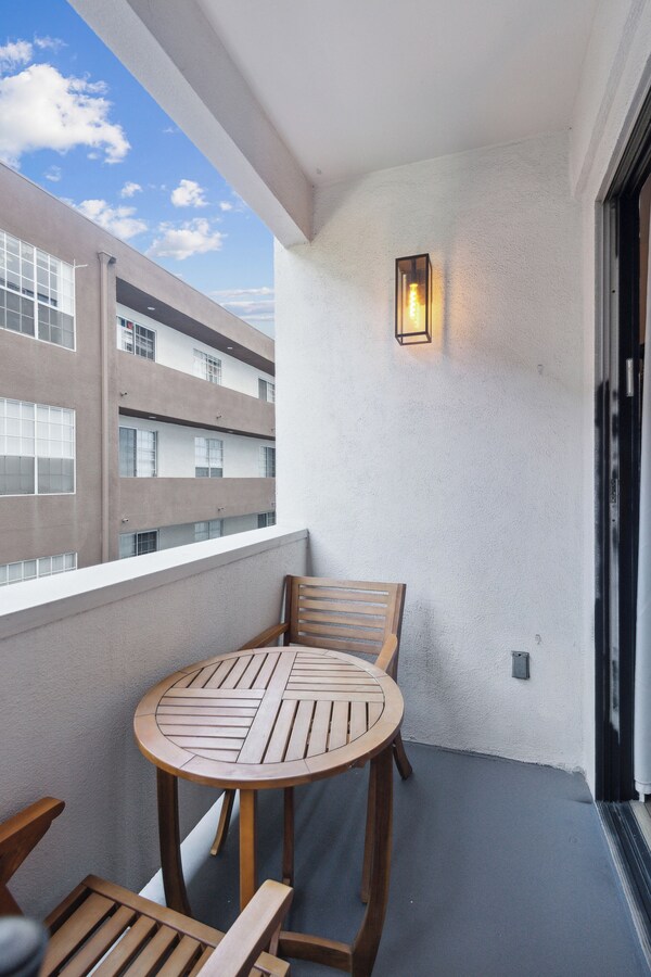 Charming 2-bedroom Condo In A Secure Full Service Building - Los Angeles, CA