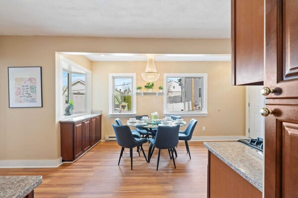 The Niche: A Cozy Perfection!\nnewly Renovated Family Friendly! Near Boston - Burlington, MA
