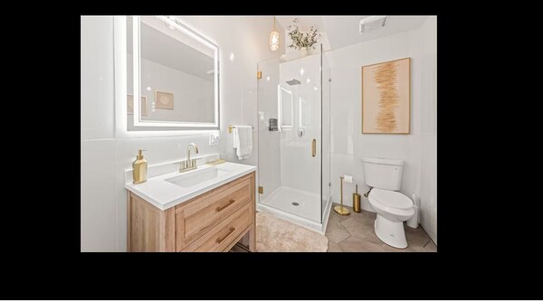 Golden Roseville Luxe Retreat - Roseville, CA