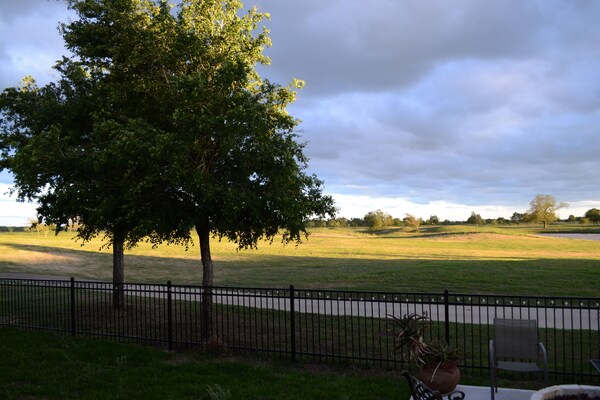 18th Fairway Golf Course Home W Patio Gas Grill, Firepit, Hot Tub, & Fitness Rm - Navasota, TX